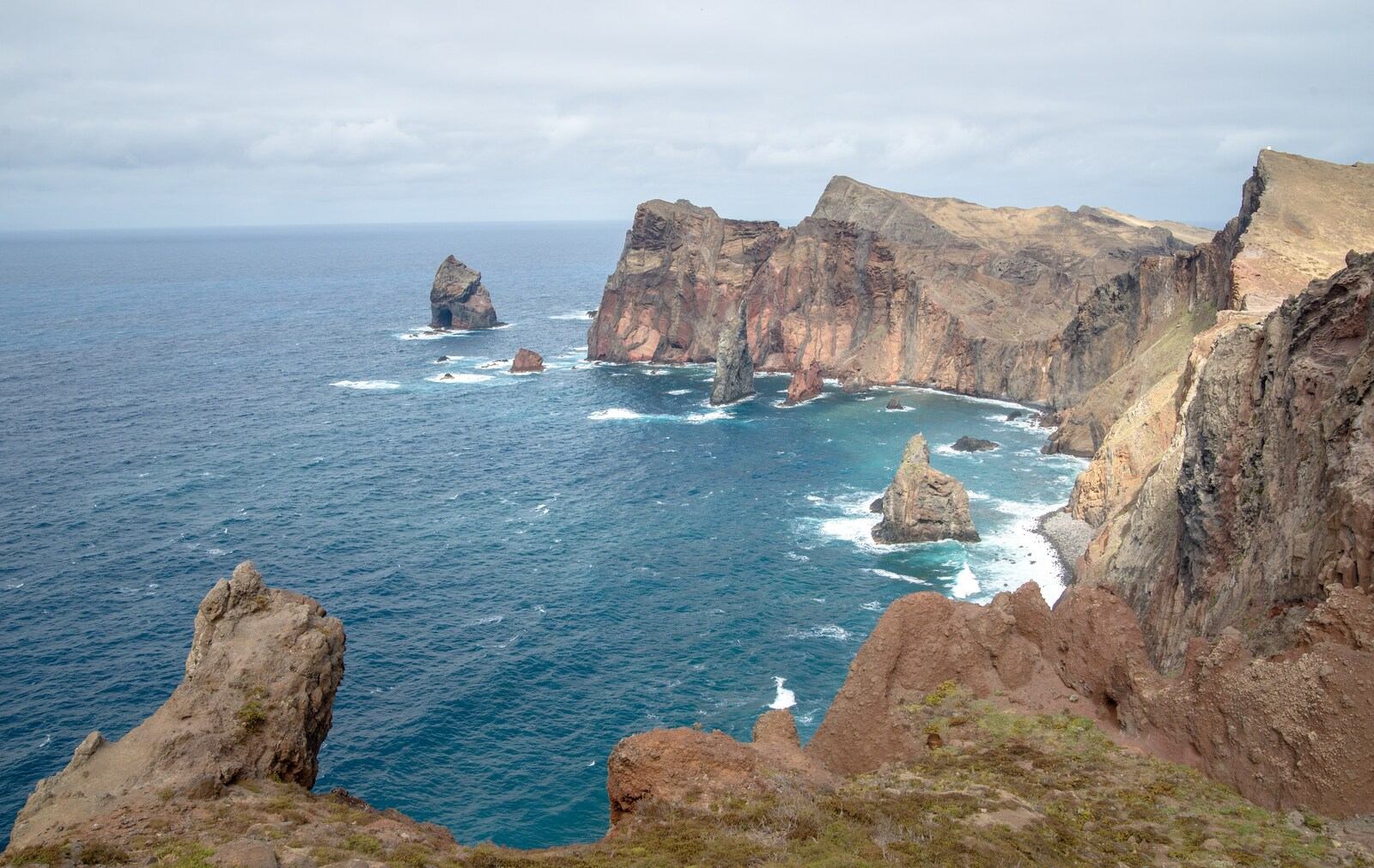 Cote escarpée de Ponta do Rosto, Madère au Portugal